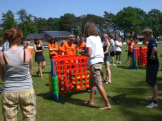 Viele Leute die auf einer Wiese stehen und ein Spiel spielen 
